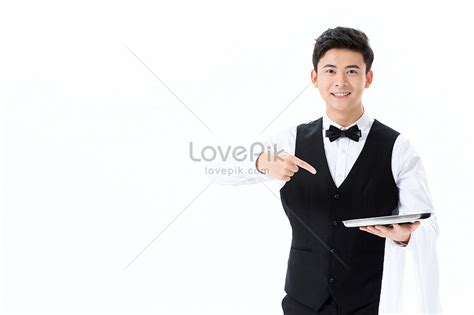트레이에서 가리키는 웨이터 사진 무료 다운로드 Lovepik