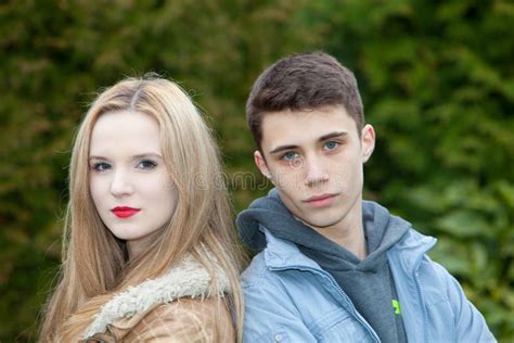 Jeunes Couples Adolescents Romantiques Riants Image Stock Image Du