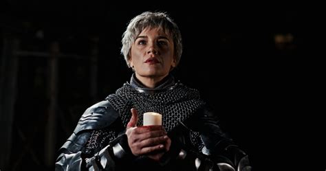 중세 갑옷을 입은 촛불을 밝힌 용감한 전사가 어둠과 드라마 속에서 대담하게 서 있습니다 정중함에 대한 스톡 사진 및 기타 이미지 정중함 갑옷 검 Istock