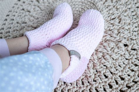 Видео мастер класс Носки тапочки из плюшевой пряжи крючком Рязанова Татьяна Владимировна