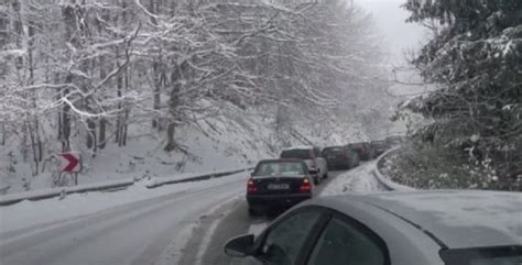 Усложнена обстановка на Петрохан Километрично задръстване и катастрофа между снегорин и кола