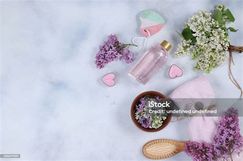나무 그릇에 라일락 꽃의 향기로운 물로 스파와 웰빙 구성 장미 물과 바디 크림과 스킨 케어 플랫 레이 가리기에 대한 스톡 사진