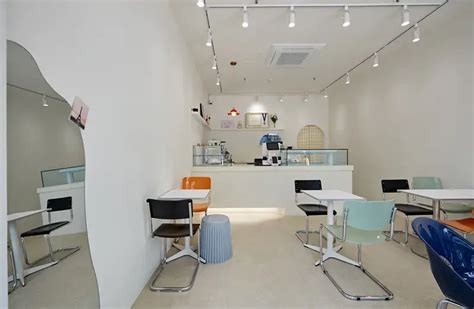 화이트톤 내부에 컬러풀한 가구로 포인트를 준 모던 캐주얼 12평 카페 인테리어 인천 남동구 구월동