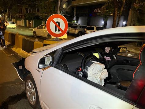 ជនបរទេសបេីករថយន្តព្រូស បុករបាំងថ្មពុះចែកទ្រូងផ្លូវនៅភ្លើងស្តុប ក្រសួងមហាផ្ទៃ រងការខូចខាតយ៉ាងដំណំ