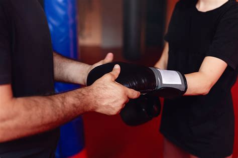 권투 훈련 전에 접착제 붕대를 손에 적용하는 인식 할 수없는 여성 복서 25 29세에 대한 스톡 사진 및 기타 이미지 25