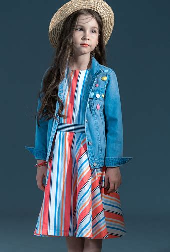 밀 짚 모자 및 청바지 자 켓에 잠겨있는 백인 여자의 초상화 8 9 살에 대한 스톡 사진 및 기타 이미지 8 9 살 귀여운 러시아 Istock