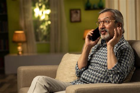 집에서 소파에 앉아 휴대 전화를 사용하여 성숙한 남자의 샷 스톡 사진 가정 생활에 대한 스톡 사진 및 기타 이미지 가정 생활 가정의 방 거실 Istock