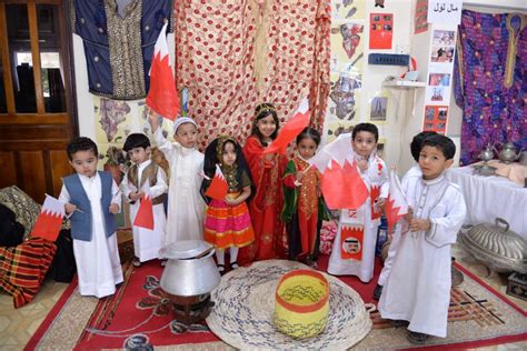 أطفال بحرينيون يرتدون الزي الشعبي ضمن احتفالات البلاد بالعيد الوطني