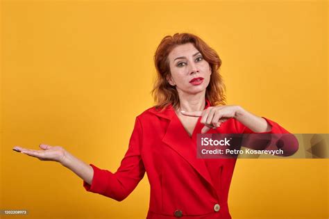 실망 한 백인 여자 가리키는 손가락 과 손 옆으로 보고 에 카메라 가리키기에 대한 스톡 사진 및 기타 이미지 가리키기 개념 기술 Istock