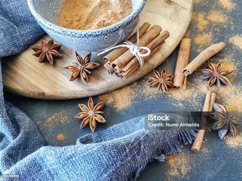 그릇 안에 말린 계피 롤과 계피 가루로 장식된 테이블 말린 아니스 꽃 몇 개 소박한 천 천으로 장식된 테이블 위의 전망을