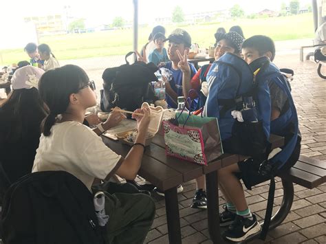 二小にこにこ日記 日光移動教室NO 4古墳公園での昼食