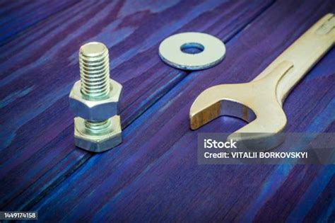 파란색 빈티지 나무 배경에 수리 작업을 위한 열쇠와 금속 볼트 0명에 대한 스톡 사진 및 기타 이미지 0명 가까운 강철 Istock