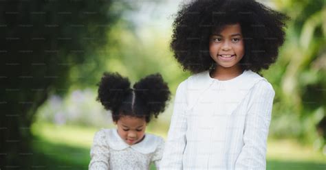 아프리카계 미국인 형제 거리에서 스쿠터를 타는 여동생을 가르치는 형제 가족 개념 아이들은 스쿠터로 야외에서 놀고 어린이를 위한 활동적인 레저 및 야외 스포츠 사진