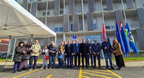 Useljena I 15 Zgrada U Sisku Apn