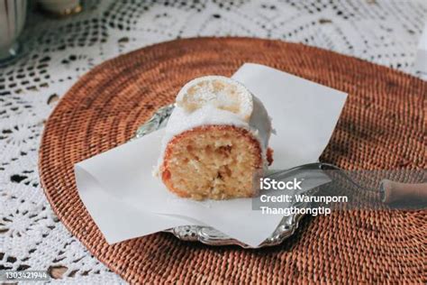 세라믹 접시에 설탕 프로스팅 레몬 케이크 조각 포크 소박한 나무 배경에 레몬 감귤류 과일에 대한 스톡 사진 및 기타 이미지 감귤류 과일 건강에 좋지 않은 음식 건강한