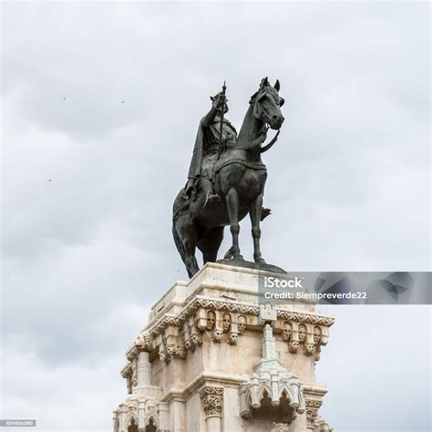 플라자 누에 바 세비야에서에서 카스 티 야의 페르디난트 3 세의 기 마 동상 2명에 대한 스톡 사진 및 기타 이미지 2명