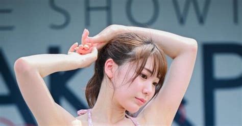 비키니 축제 참가한 어른 배우