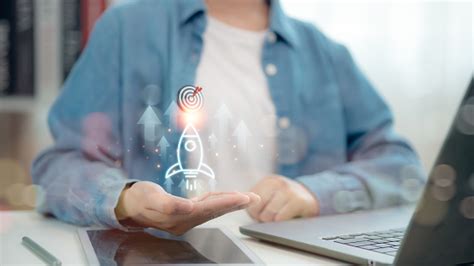 사업가는 가상 로켓 아이콘과 위쪽 화살표로 빠른 시작 사업을 위해 목표를 조준합니다 전략적 계획 및 비즈니스 성공 스타트업 비즈니스 개념 가상현실에 대한 스톡 사진 및 기타