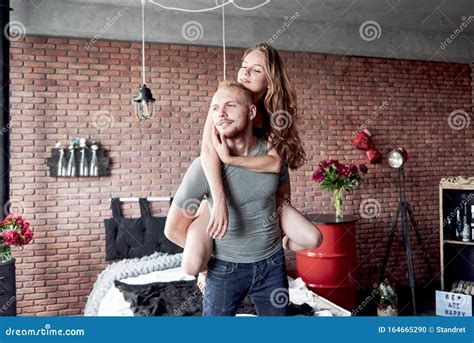 Молодая пара это парень и девушка которые любят друг друга Стоковое Фото изображение