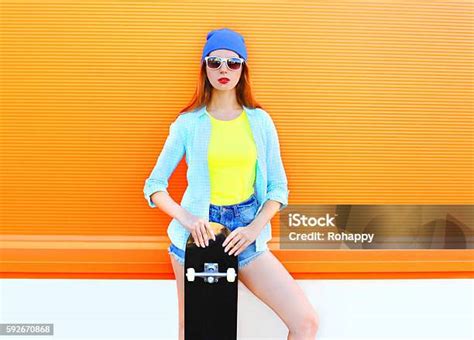 화려한 오렌지 를 통해 도시에서 스케이트 보드를 가진 패션 예쁜 소녀 거리에 대한 스톡 사진 및 기타 이미지 거리 도시