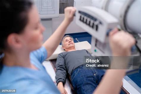 고령 환자를 위해 다리 Xray를 수행하는 의료 기술자 2명에 대한 스톡 사진 및 기타 이미지 2명 Cat 스캔 Radiographer Istock