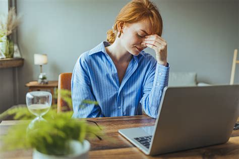 좌절 슬픈 여자 느낌 피곤 걱정 에 대 한 앉아 있는 문제 와 노트북 가정 생활에 대한 스톡 사진 및 기타 이미지 가정 생활 마음이 산란해진 부채 Istock