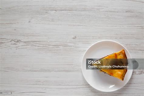 수제 캐나다 투르티에르 고기 파이 를 흰색 나무 표면 위에 흰색 접시에 얹어 톱뷰 평면 누워 오버 헤드 위에서 공간을 복사합니다 고기에 대한 스톡 사진 및 기타 이미지