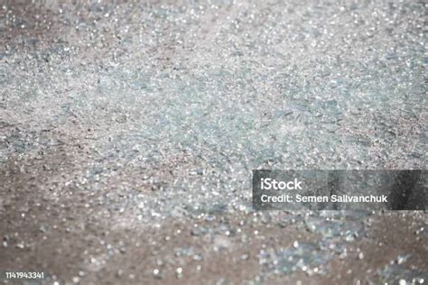 아스팔트도로에 깨진 자동차 유리의 파편 거리에 대한 스톡 사진 및 기타 이미지 거리 고속도로 교통사고 충돌 사고 Istock