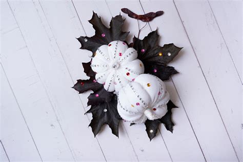 가을 작곡 나무 배경에 가을 잎에 직물에서 호박 가을과 추수 감사절 개념 가을에 대한 스톡 사진 및 기타 이미지 가을 개념 기호 계절 Istock