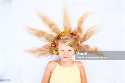 꽃 복사 공간으로 장식 된 태양의 모양에 건강하고 강한 긴 금발 머리와 사랑스러운 미소 아이 개념에 대한 스톡 사진 및 기타 이미지 Istock