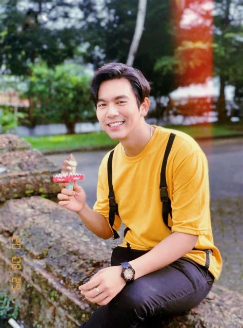 ရေခဲမုန့်လေးကိုင်ပြီး နှုတ်ခမ်းနီမလေးတွေ အသည်းယားလောက်မယ့်အမူအရာလေးတ