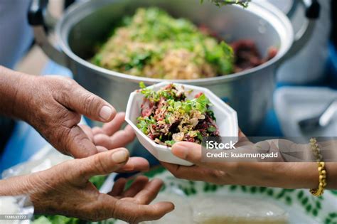 가난한 사람들에 게 자선 음식을 제공 하는 자원 봉사자 굶주림의 개념 노숙자 보호시설에 대한 스톡 사진 및 기타 이미지 노숙자 보호시설 식사 음식 은행 Istock