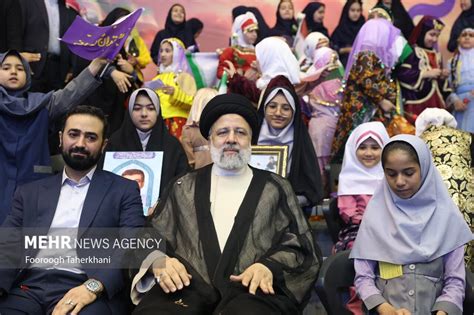 فرارو عکس رئیسی در میان دختران