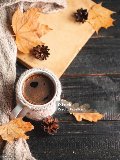 검은 색 나무 테이블에 에스프레소 커피 한 잔 니트 따뜻한 가을 또는 겨울 옷 오래된 책 마른 잎의 최고 전망 10월에 대한 스톡 사진 및 기타 이미지 Istock