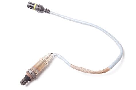 람다 프로브는 배기가스 시스템에 위치한 자동차 엔진의 배기 가스에 남은 산소의 양을 기록하도록 설계된 산소 센서 장치입니다 감지기에 대한 스톡 사진 및 기타 이미지 Istock