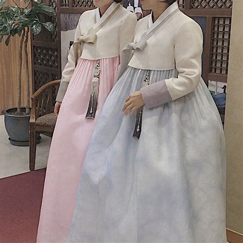 너무나도 고우셨던 혼주님😊 깔끔한 배색과 심플한 디자인 포인트 노리개까지 군더더기없이 너무나도 아름다우셨어요