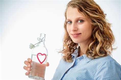 그것에 심장 모양유리 물 병을 들고 웃는 금발 여자의 초상화 스톡 사진 개성 개념에 대한 스톡 사진 및 기타 이미지 개성 개념 건강한 생활방식 금발 머리 Istock