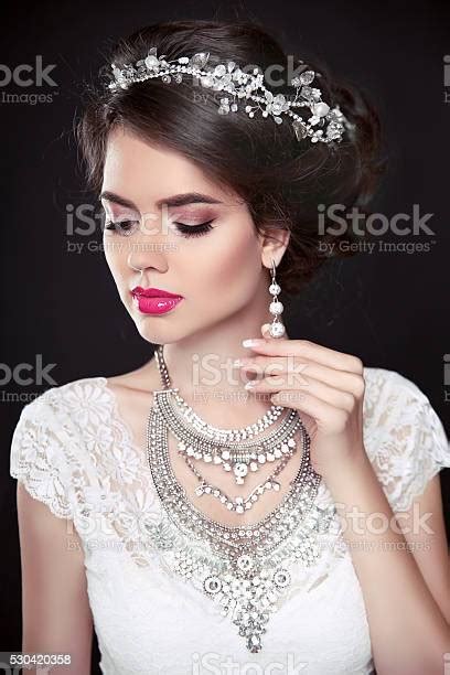 뷰티 메이크업입니다 우아한 헤어스타일입니다 갈색 머리 여자 모델입니다 패션 땋은 머리에 대한 스톡 사진 및 기타 이미지 땋은 머리 갈색 머리 검은색 Istock