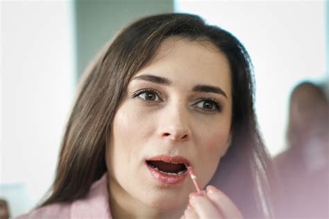 욕실 거울 앞에서 화장을 하는 아름다운 젊은 여성 선택적 초점 30 34세에 대한 스톡 사진 및 기타 이미지 30 34세 가정의 방 갈색 머리 Istock