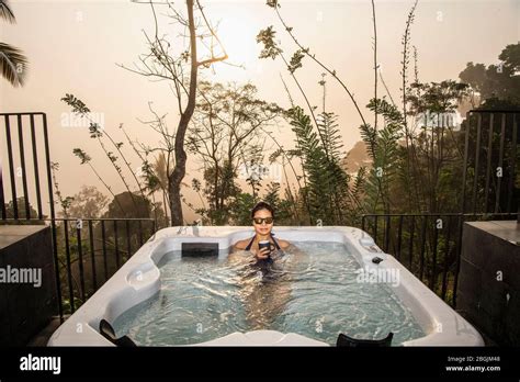 Sri Lankan Woman Beautiful Hi Res Stock Photography And Images Alamy