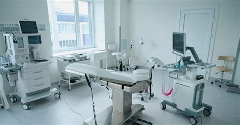 병원의 부인과 의자 초음파 기계 및 다양한 의료 장비가 있는 캐비닛 내부 사진 Unsplash의 개념 이미지