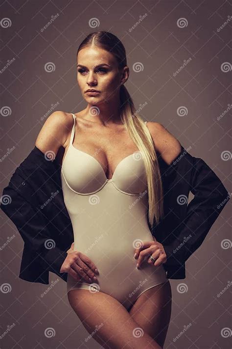 Портрет дамы концепции моды и нижнее белье красивый белокурый в сексуальном обнаженном корсете