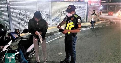 Baguio City Police Officers Help Stranded Motorcycle Rider In The Night
