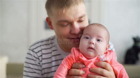 El Joven Padre Y Su Linda Hija Recién Nacida Almacen De Video Vídeo de junto casero 169663067