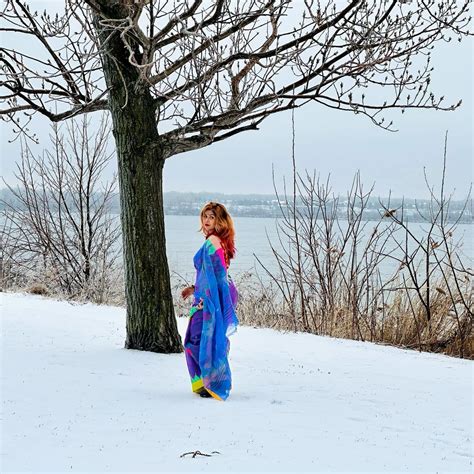 হাতের কাজের টুপিস শাড়ি এগুলো স্টকে থাকে না আমাদের বেশিরভাগ সময়। প্রি অর্ডারে করে দেওয়া হয়