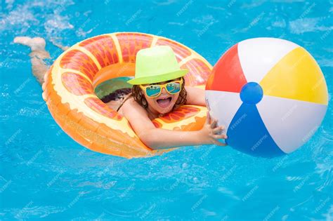 Menino Nadando E Brincando Em Uma Piscina Criança Brincando Na Piscina