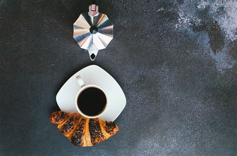 노트북 뜨거운 커피 한 잔 검은 색 배경에 달콤한 크루아상으로 아침을 일하는 사업가 상단 보기 복사 공간 모형 플랫 레이 현대적인 아침 식사 음식 개념에 대한 스톡 사진 및