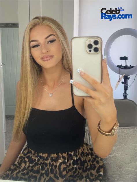 Sophie Aspin Bio Boyfriend Height Age Social Media Net Worth