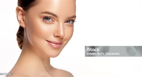 깨끗하고 신선한 피부를 가진 화려하고 젊은 여성 완벽한 얼굴에 밝은 미소 화장품 및 스파 성형수술에 대한 스톡 사진 및 기타 이미지 Istock