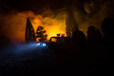 안개 배경으로 밤에는 자동차를 추격 하는 경찰 차 911 긴급 응답 경찰 차 범죄의 현장에 속도 감시에 대한 스톡 사진 및 기타 이미지 Istock